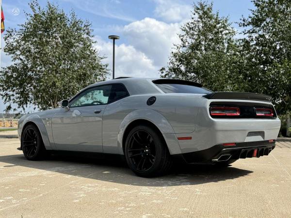 Grey Dodge Challenger 2022 in Vilnius, with an engine capacity of 6.42 L and mileage of 18 thousand km for 37490 €, photo 9 on AUTOMOTO.COM.LV