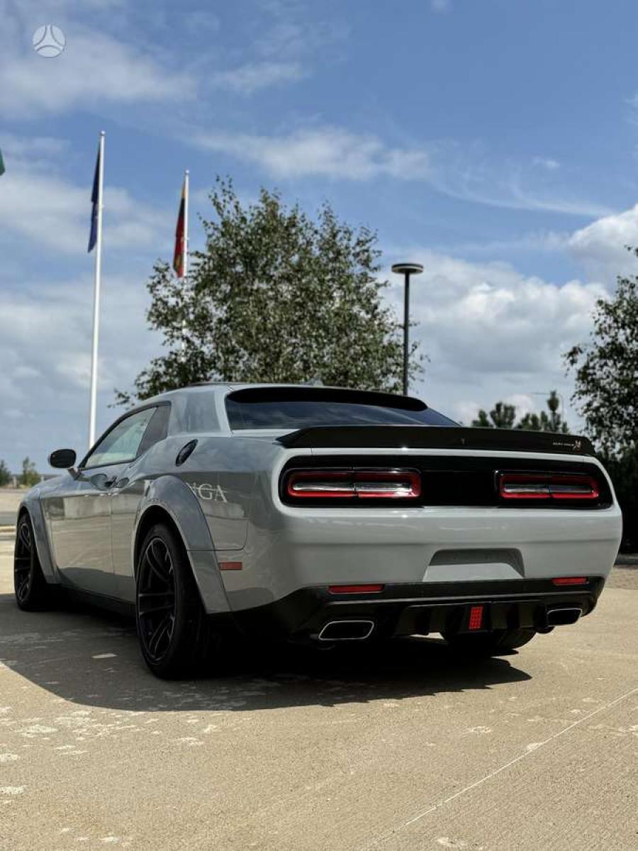 Pelēks Dodge Challenger 2022 Viļņa, ar dzinēja tilpumu 6.42 L un nobraukumu 18 tūkst. km par 37490 €, foto 11 vietnē AUTOMOTO.COM.LV