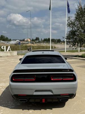 Pelēks Dodge Challenger 2022 Viļņa, ar dzinēja tilpumu 6.42 L un nobraukumu 18 tūkst. km par 37490 €, foto 12 vietnē AUTOMOTO.COM.LV