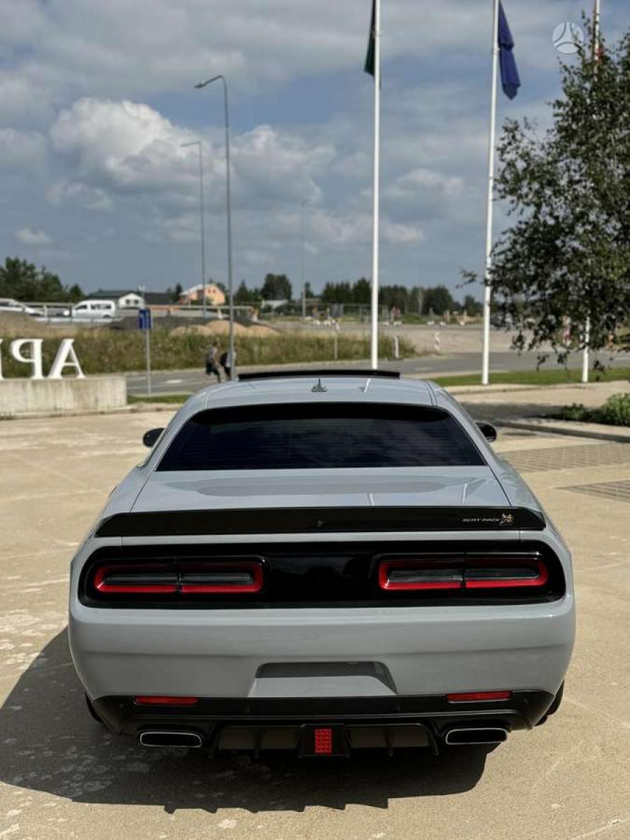 Pelēks Dodge Challenger 2022 Viļņa, ar dzinēja tilpumu 6.42 L un nobraukumu 18 tūkst. km par 37490 €, foto 12 vietnē AUTOMOTO.COM.LV