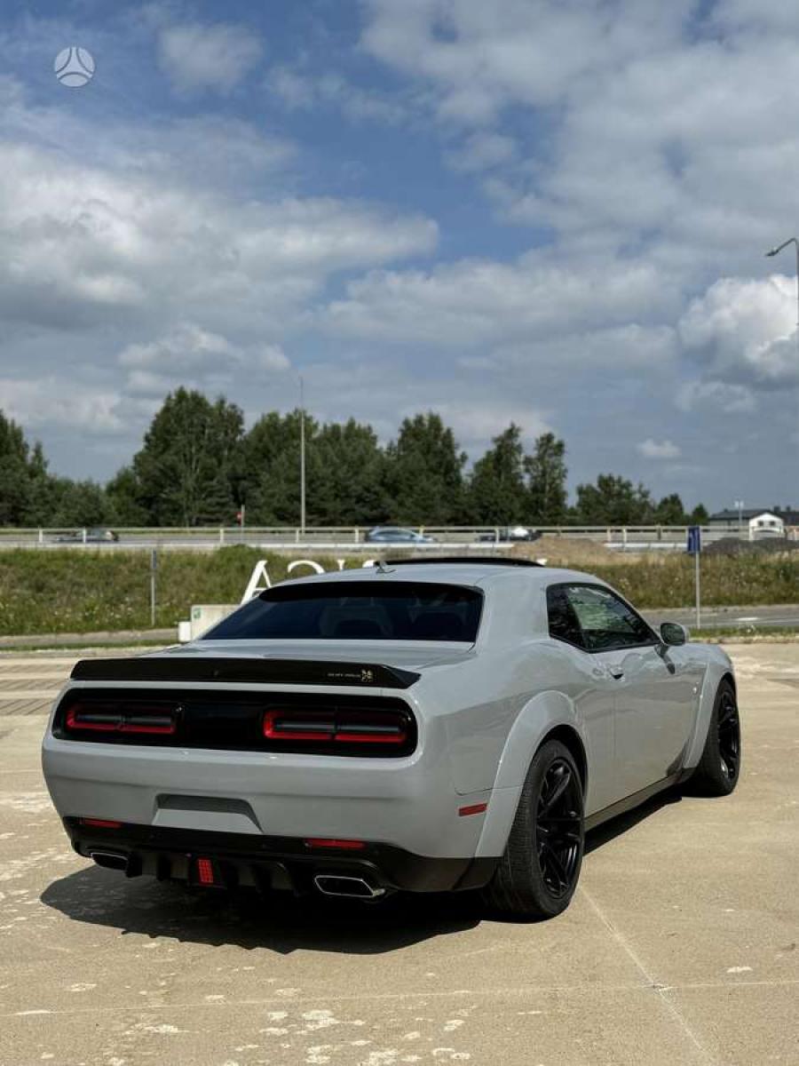 Pelēks Dodge Challenger 2022 Viļņa, ar dzinēja tilpumu 6.42 L un nobraukumu 18 tūkst. km par 37490 €, foto 13 vietnē AUTOMOTO.COM.LV