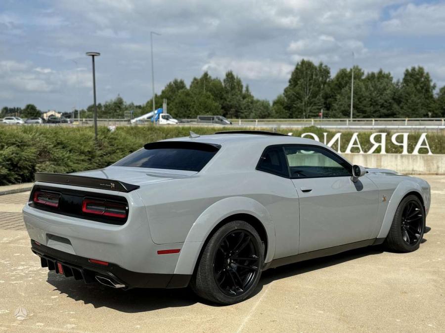Pelēks Dodge Challenger 2022 Viļņa, ar dzinēja tilpumu 6.42 L un nobraukumu 18 tūkst. km par 37490 €, foto 14 vietnē AUTOMOTO.COM.LV