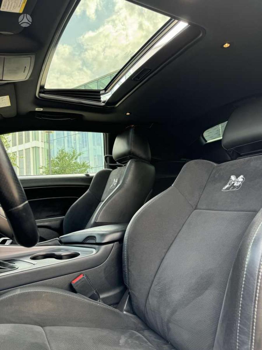 Pelēks Dodge Challenger 2022 Viļņa, ar dzinēja tilpumu 6.42 L un nobraukumu 18 tūkst. km par 37490 €, foto 18 vietnē AUTOMOTO.COM.LV