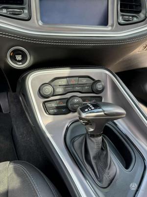 Pelēks Dodge Challenger 2022 Viļņa, ar dzinēja tilpumu 6.42 L un nobraukumu 18 tūkst. km par 37490 €, foto 21 vietnē AUTOMOTO.COM.LV