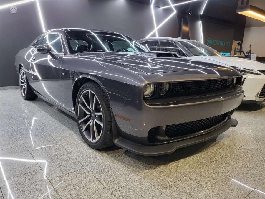 Pelēks Dodge Challenger 2022 Šauļi, ar dzinēja tilpumu 5.65 L un nobraukumu 32 tūkst. km par 31400 €, foto 1 vietnē AUTOMOTO.COM.LV