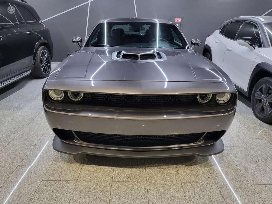 Pelēks Dodge Challenger 2022 Šauļi, ar dzinēja tilpumu 5.65 L un nobraukumu 32 tūkst. km par 31400 €, foto 3 vietnē AUTOMOTO.COM.LV