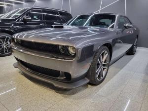 Pelēks Dodge Challenger 2022 Šauļi, ar dzinēja tilpumu 5.65 L un nobraukumu 32 tūkst. km par 31400 €, foto 4 vietnē AUTOMOTO.COM.LV