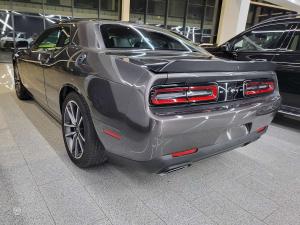 Pelēks Dodge Challenger 2022 Šauļi, ar dzinēja tilpumu 5.65 L un nobraukumu 32 tūkst. km par 31400 €, foto 5 vietnē AUTOMOTO.COM.LV