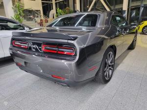 Pelēks Dodge Challenger 2022 Šauļi, ar dzinēja tilpumu 5.65 L un nobraukumu 32 tūkst. km par 31400 €, foto 7 vietnē AUTOMOTO.COM.LV