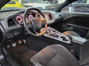 Pelēks Dodge Challenger 2022 Šauļi, ar dzinēja tilpumu 5.65 L un nobraukumu 32 tūkst. km par 31400 €, foto 8 vietnē AUTOMOTO.COM.LV