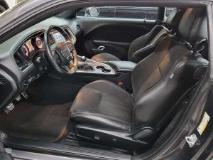 Pelēks Dodge Challenger 2022 Šauļi, ar dzinēja tilpumu 5.65 L un nobraukumu 32 tūkst. km par 31400 €, foto 12 vietnē AUTOMOTO.COM.LV