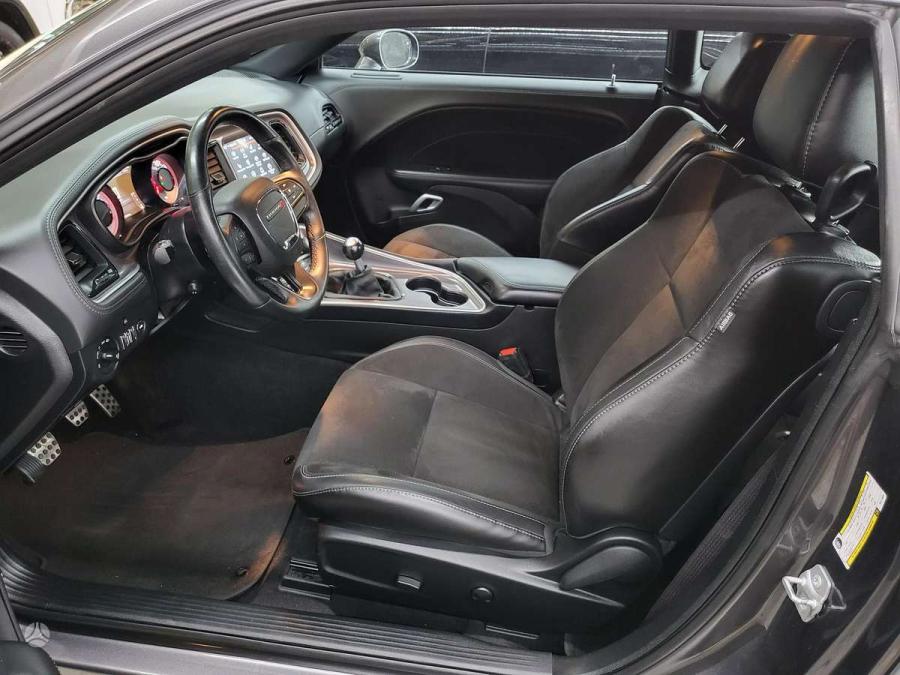 Pelēks Dodge Challenger 2022 Šauļi, ar dzinēja tilpumu 5.65 L un nobraukumu 32 tūkst. km par 31400 €, foto 12 vietnē AUTOMOTO.COM.LV