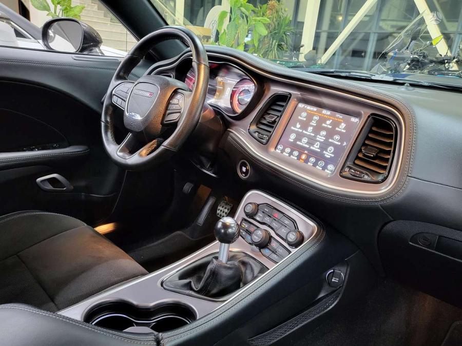 Pelēks Dodge Challenger 2022 Šauļi, ar dzinēja tilpumu 5.65 L un nobraukumu 32 tūkst. km par 31400 €, foto 14 vietnē AUTOMOTO.COM.LV
