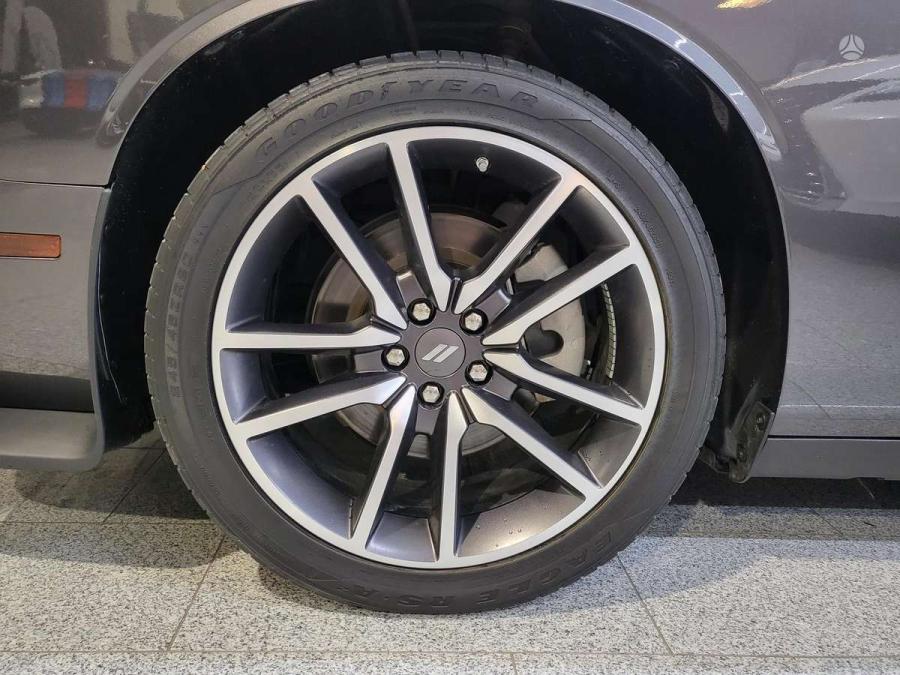 Pelēks Dodge Challenger 2022 Šauļi, ar dzinēja tilpumu 5.65 L un nobraukumu 32 tūkst. km par 31400 €, foto 25 vietnē AUTOMOTO.COM.LV