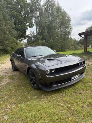 Pelēks Dodge Challenger 2018 Viļņa, ar dzinēja tilpumu 3.60 L un nobraukumu 133 tūkst. km par 15999 €, foto  vietnē AUTOMOTO.COM.LV