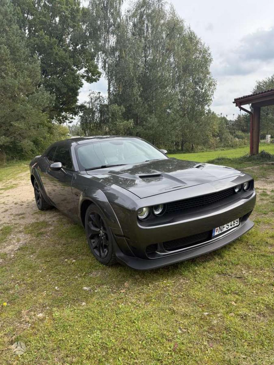 Pelēks Dodge Challenger 2018 Viļņa, ar dzinēja tilpumu 3.60 L un nobraukumu 133 tūkst. km par 15999 €, foto 1 vietnē AUTOMOTO.COM.LV