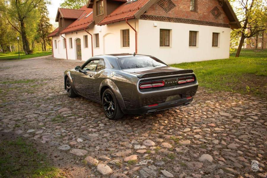 Pelēks Dodge Challenger 2018 Viļņa, ar dzinēja tilpumu 3.60 L un nobraukumu 133 tūkst. km par 15999 €, foto 9 vietnē AUTOMOTO.COM.LV