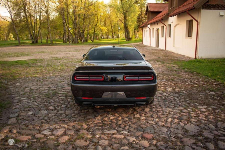 Pelēks Dodge Challenger 2018 Viļņa, ar dzinēja tilpumu 3.60 L un nobraukumu 133 tūkst. km par 15999 €, foto 10 vietnē AUTOMOTO.COM.LV