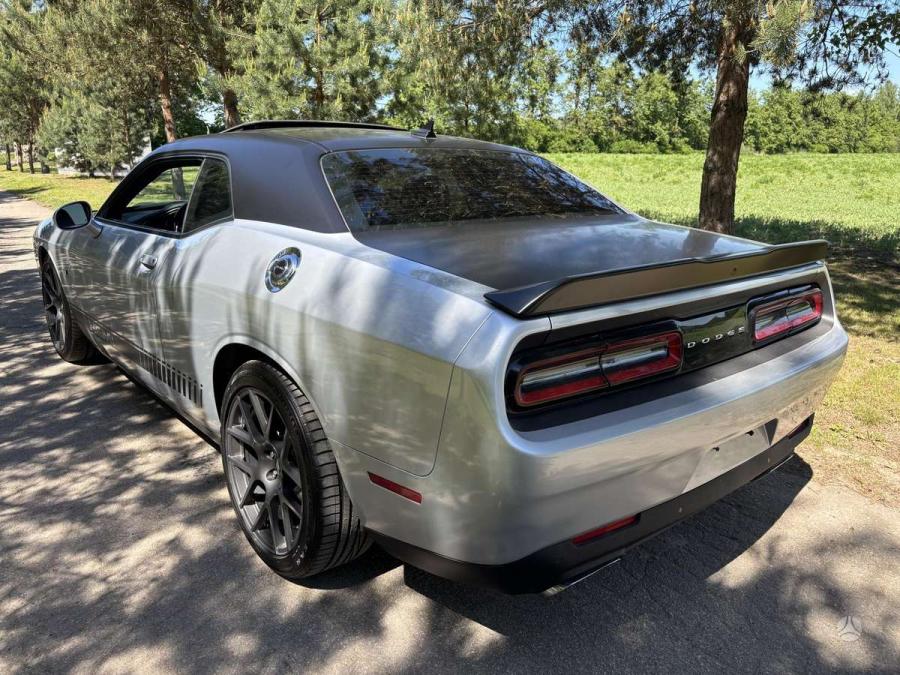 Pelēks Dodge Challenger 2019 Panevēža, ar dzinēja tilpumu 5.70 L un nobraukumu 60 tūkst. km par 19990 €, foto 6 vietnē AUTOMOTO.COM.LV