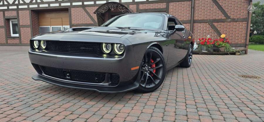Pelēks Dodge Challenger 2023 Kretinga, ar dzinēja tilpumu 5.70 L un nobraukumu 10 tūkst. km par 29999 €, foto 1 vietnē AUTOMOTO.COM.LV