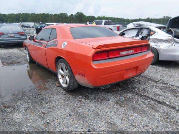 Orange Dodge Challenger 2013 in Klaipeda, with an engine capacity of 5.70 L and mileage of 111 thousand km for 4000 €, photo 3 on AUTOMOTO.COM.LV