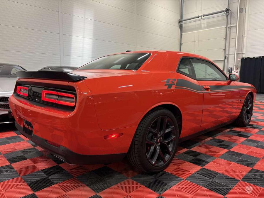 Oranžs Dodge Challenger 2020 Viļņa, ar dzinēja tilpumu 5.65 L un nobraukumu 56 tūkst. km par 28999 €, foto 5 vietnē AUTOMOTO.COM.LV