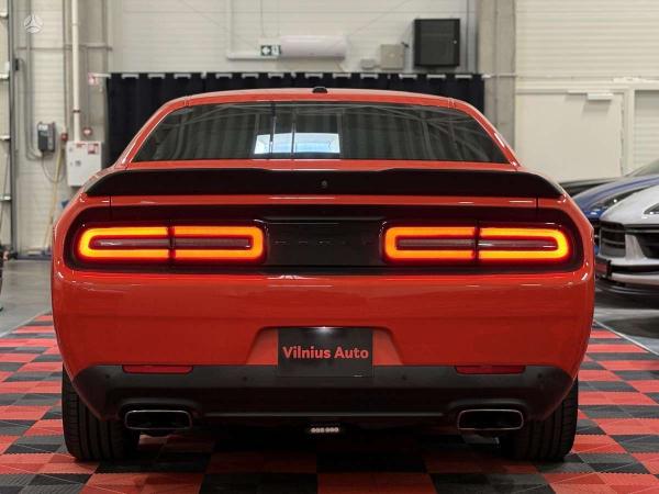 Oranžs Dodge Challenger 2020 Viļņa, ar dzinēja tilpumu 5.65 L un nobraukumu 56 tūkst. km par 28999 €, foto 5 vietnē AUTOMOTO.COM.LV