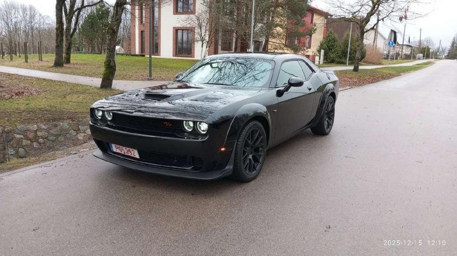Orange Dodge Challenger 2023 in Klaipeda, with an engine capacity of 6.40 L and mileage of 21 thousand km for 34999 €, photo 2 on AUTOMOTO.COM.LV