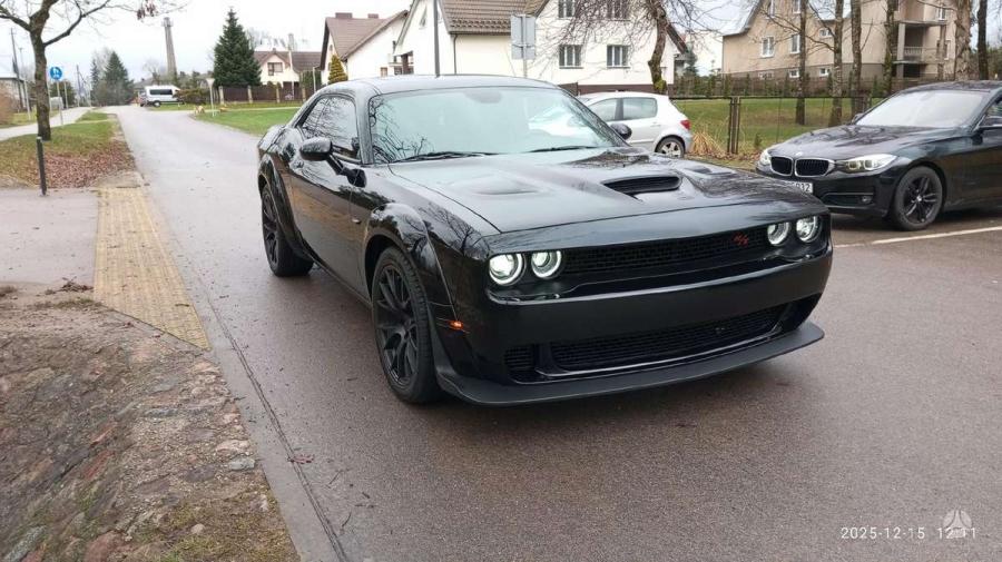 Orange Dodge Challenger 2023 in Klaipeda, with an engine capacity of 6.40 L and mileage of 21 thousand km for 34999 €, photo 3 on AUTOMOTO.COM.LV