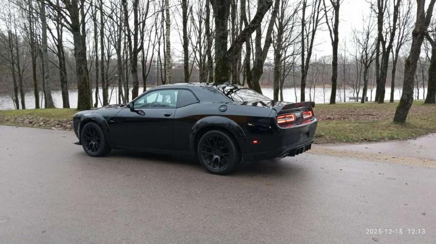 Orange Dodge Challenger 2023 in Klaipeda, with an engine capacity of 6.40 L and mileage of 21 thousand km for 34999 €, photo 5 on AUTOMOTO.COM.LV