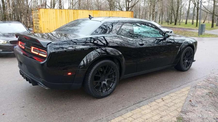 Orange Dodge Challenger 2023 in Klaipeda, with an engine capacity of 6.40 L and mileage of 21 thousand km for 34999 €, photo 9 on AUTOMOTO.COM.LV