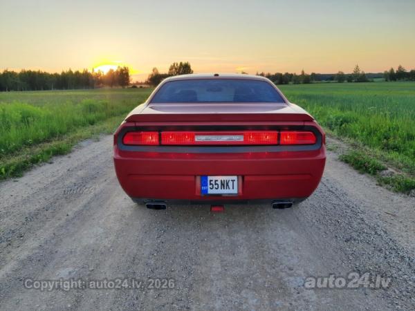 Sarkans Dodge Challenger 2012 Tallina, ar dzinēja tilpumu 5.70 L un nobraukumu 272 tūkst. km par 17000 €, foto 6 vietnē AUTOMOTO.COM.LV
