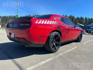 Sarkans Dodge Challenger 2015 Rīga, ar dzinēja tilpumu 3.60 L un nobraukumu 122 tūkst. km par 16400 €, foto  vietnē AUTOMOTO.COM.LV