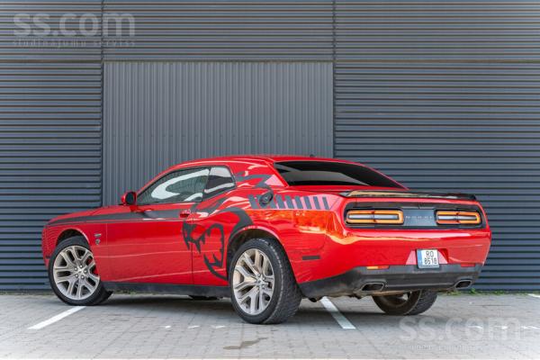 Red Dodge Challenger 2015 in Riga, with an engine capacity of 3.60 L and mileage of 122 thousand km for 18500 €, photo 4 on AUTOMOTO.COM.LV