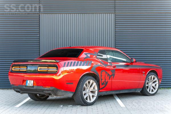 Red Dodge Challenger 2015 in Riga, with an engine capacity of 3.60 L and mileage of 122 thousand km for 18500 €, photo 5 on AUTOMOTO.COM.LV