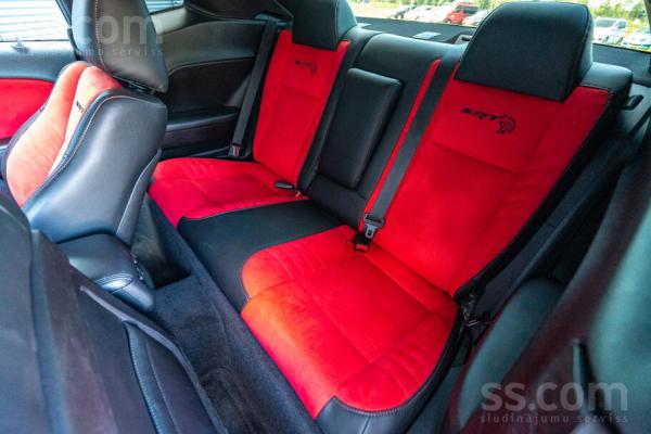 Red Dodge Challenger 2015 in Riga, with an engine capacity of 3.60 L and mileage of 122 thousand km for 18500 €, photo 8 on AUTOMOTO.COM.LV