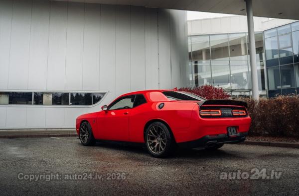 Red Dodge Challenger 2016 in Tallinn, with an engine capacity of 6.20 L and mileage of 33 thousand km for 55900 €, photo 5 on AUTOMOTO.COM.LV