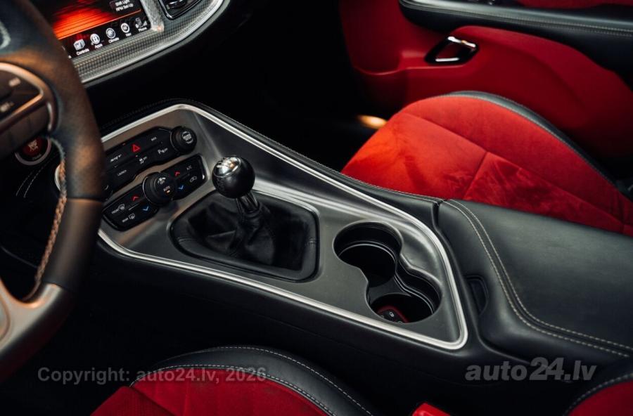 Sarkans Dodge Challenger 2016 Tallina, ar dzinēja tilpumu 6.20 L un nobraukumu 33 tūkst. km par 55900 €, foto 17 vietnē AUTOMOTO.COM.LV
