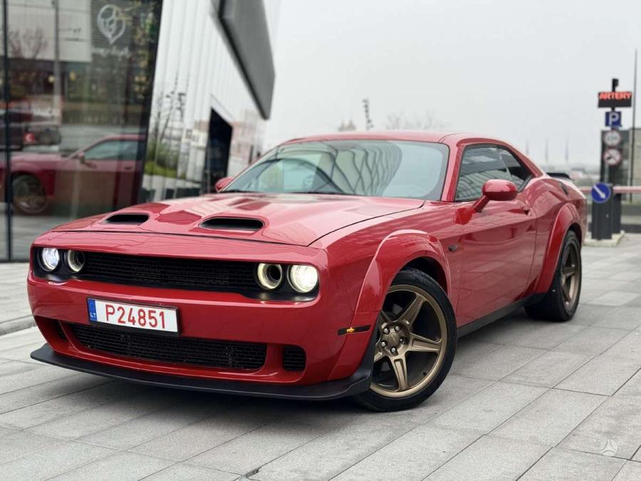 Red Dodge Challenger 2018 in Vilnius, with an engine capacity of 3.60 L and mileage of 57 thousand km for 20000 €, photo 1 on AUTOMOTO.COM.LV