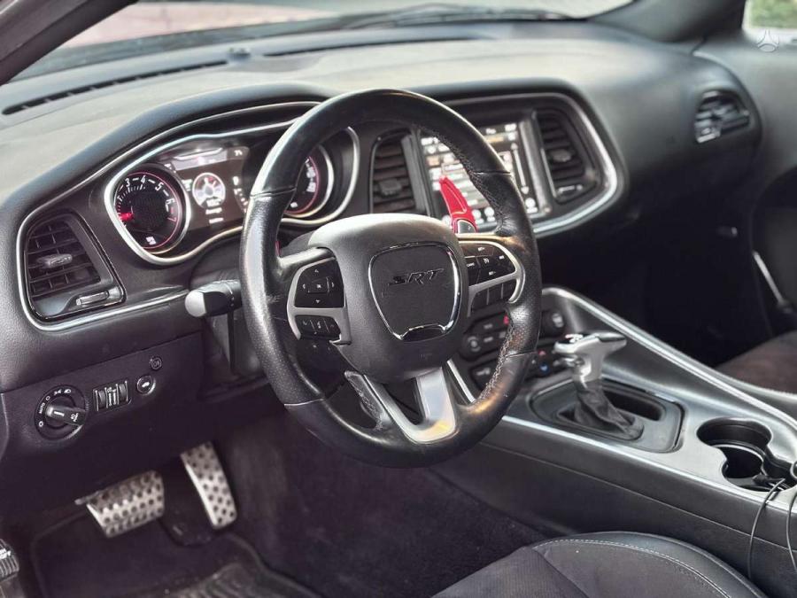Sarkans Dodge Challenger 2018 Viļņa, ar dzinēja tilpumu 3.60 L un nobraukumu 57 tūkst. km par 20000 €, foto 19 vietnē AUTOMOTO.COM.LV