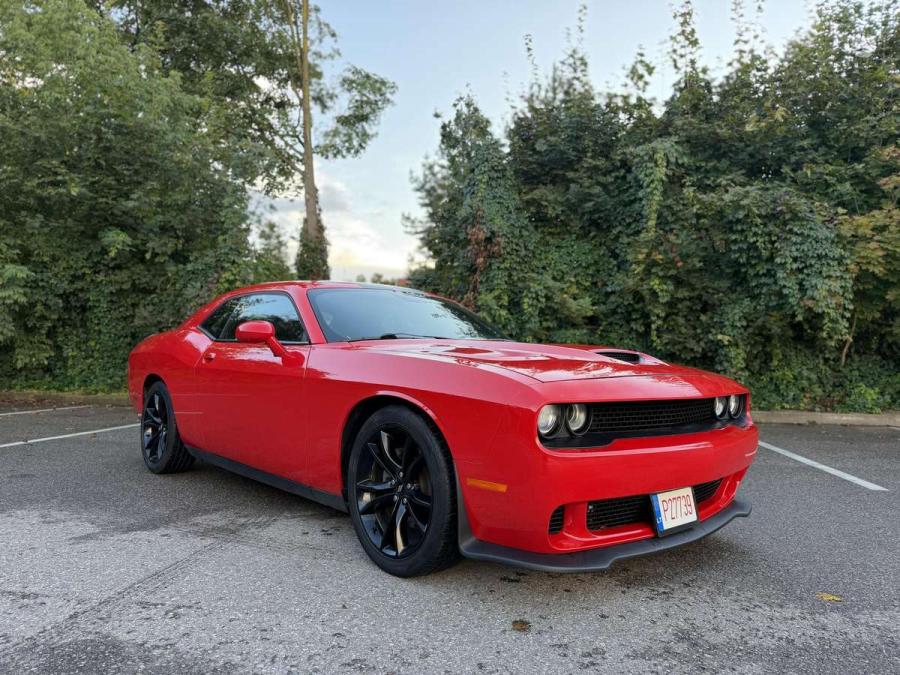 Red Dodge Challenger 2018 in Ukmerge, with an engine capacity of 3.60 L and mileage of 117 thousand km for 15500 €, photo 3 on AUTOMOTO.COM.LV