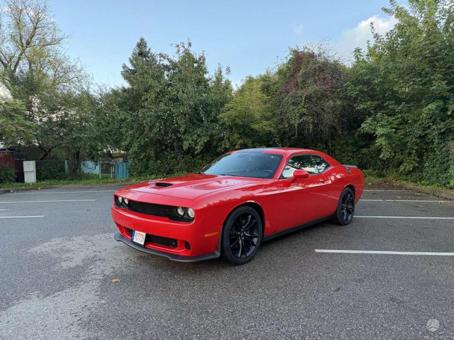 Red Dodge Challenger 2018 in Ukmerge, with an engine capacity of 3.60 L and mileage of 117 thousand km for 15500 €, photo 4 on AUTOMOTO.COM.LV