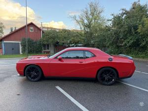 Red Dodge Challenger 2018 in Ukmerge, with an engine capacity of 3.60 L and mileage of 117 thousand km for 15500 €, photo 5 on AUTOMOTO.COM.LV