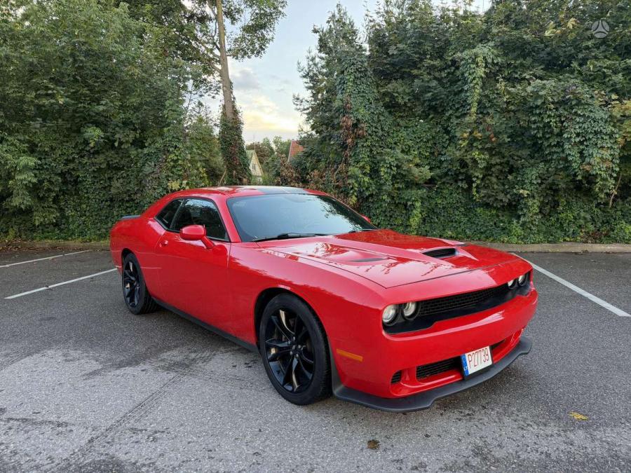 Red Dodge Challenger 2018 in Ukmerge, with an engine capacity of 3.60 L and mileage of 117 thousand km for 15500 €, photo 7 on AUTOMOTO.COM.LV