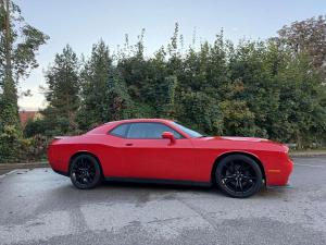 Red Dodge Challenger 2018 in Ukmerge, with an engine capacity of 3.60 L and mileage of 117 thousand km for 15500 €, photo 8 on AUTOMOTO.COM.LV