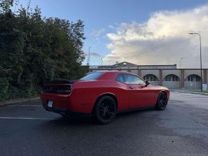 Red Dodge Challenger 2018 in Ukmerge, with an engine capacity of 3.60 L and mileage of 117 thousand km for 15500 €, photo 10 on AUTOMOTO.COM.LV