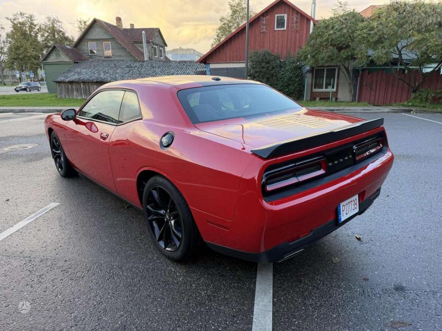 Red Dodge Challenger 2018 in Ukmerge, with an engine capacity of 3.60 L and mileage of 117 thousand km for 15500 €, photo 12 on AUTOMOTO.COM.LV