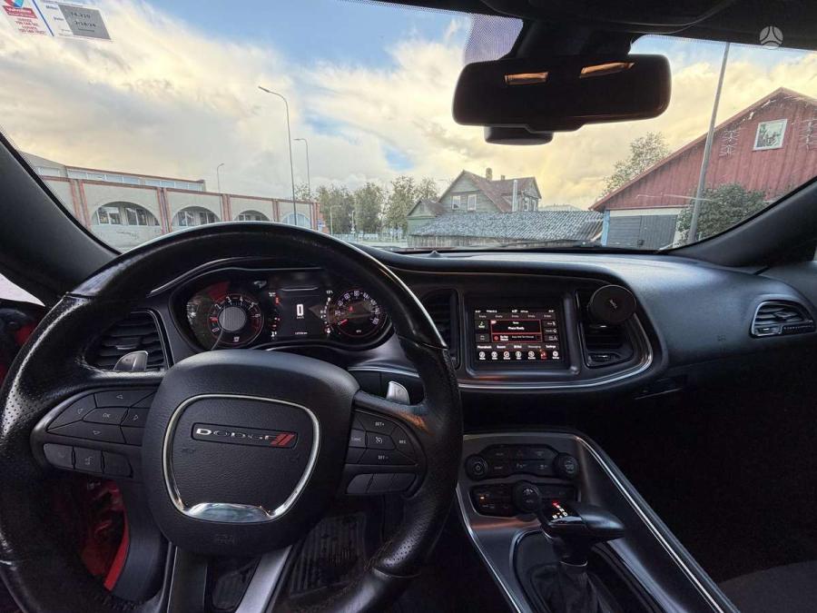 Red Dodge Challenger 2018 in Ukmerge, with an engine capacity of 3.60 L and mileage of 117 thousand km for 15500 €, photo 13 on AUTOMOTO.COM.LV