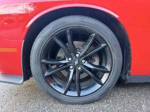 Red Dodge Challenger 2018 in Ukmerge, with an engine capacity of 3.60 L and mileage of 117 thousand km for 15500 €, photo 16 on AUTOMOTO.COM.LV
