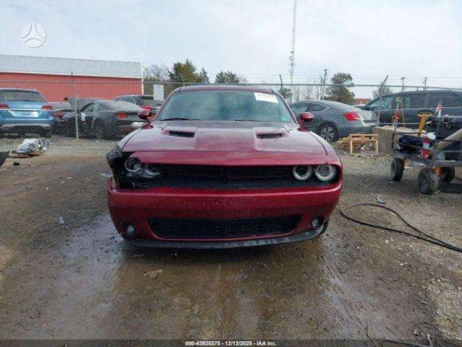 Red Dodge Challenger 2019 in Klaipeda, with an engine capacity of 3.60 L and mileage of 109 thousand km for 4000 €, photo 12 on AUTOMOTO.COM.LV